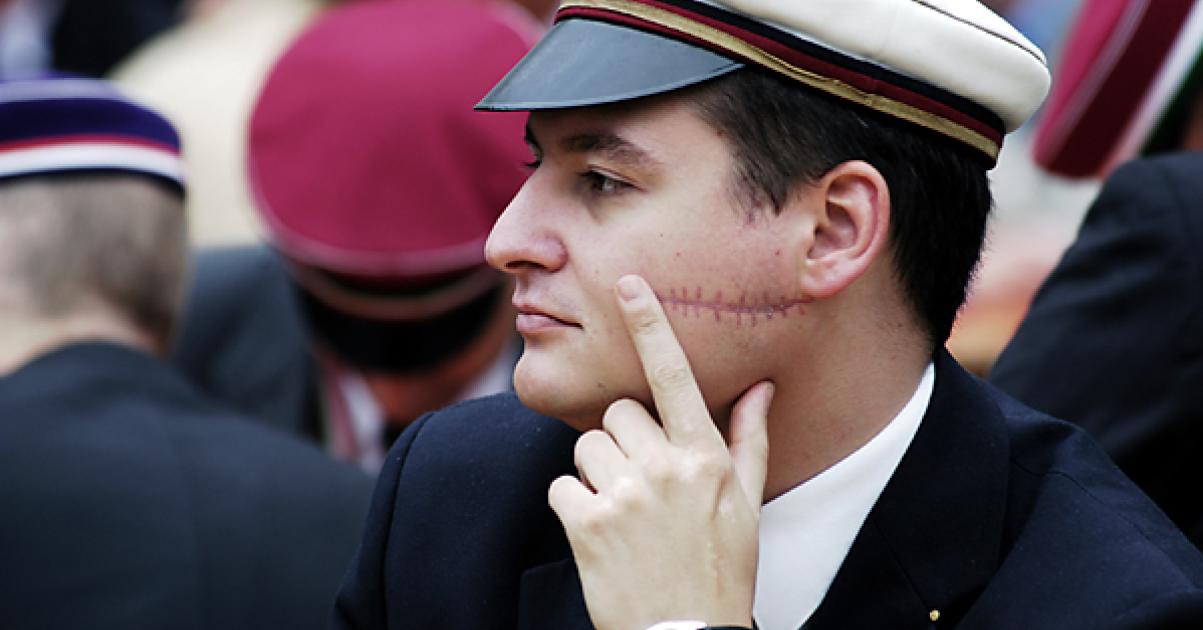 »Sie schlagen sich Schmisse ins Gesicht – denn auf dem Hintern sieht ...