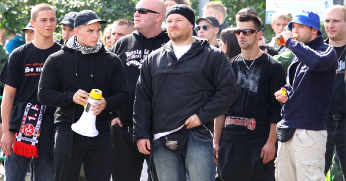 »Hammerskins« - Elitäre Neonazistruktur im Hintergrund ...
